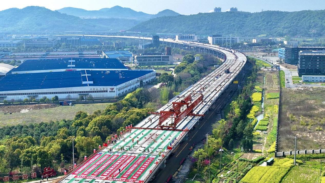 【竞速前行 节点突破】建工路港S334项目顺利完成高架桥梁板架设